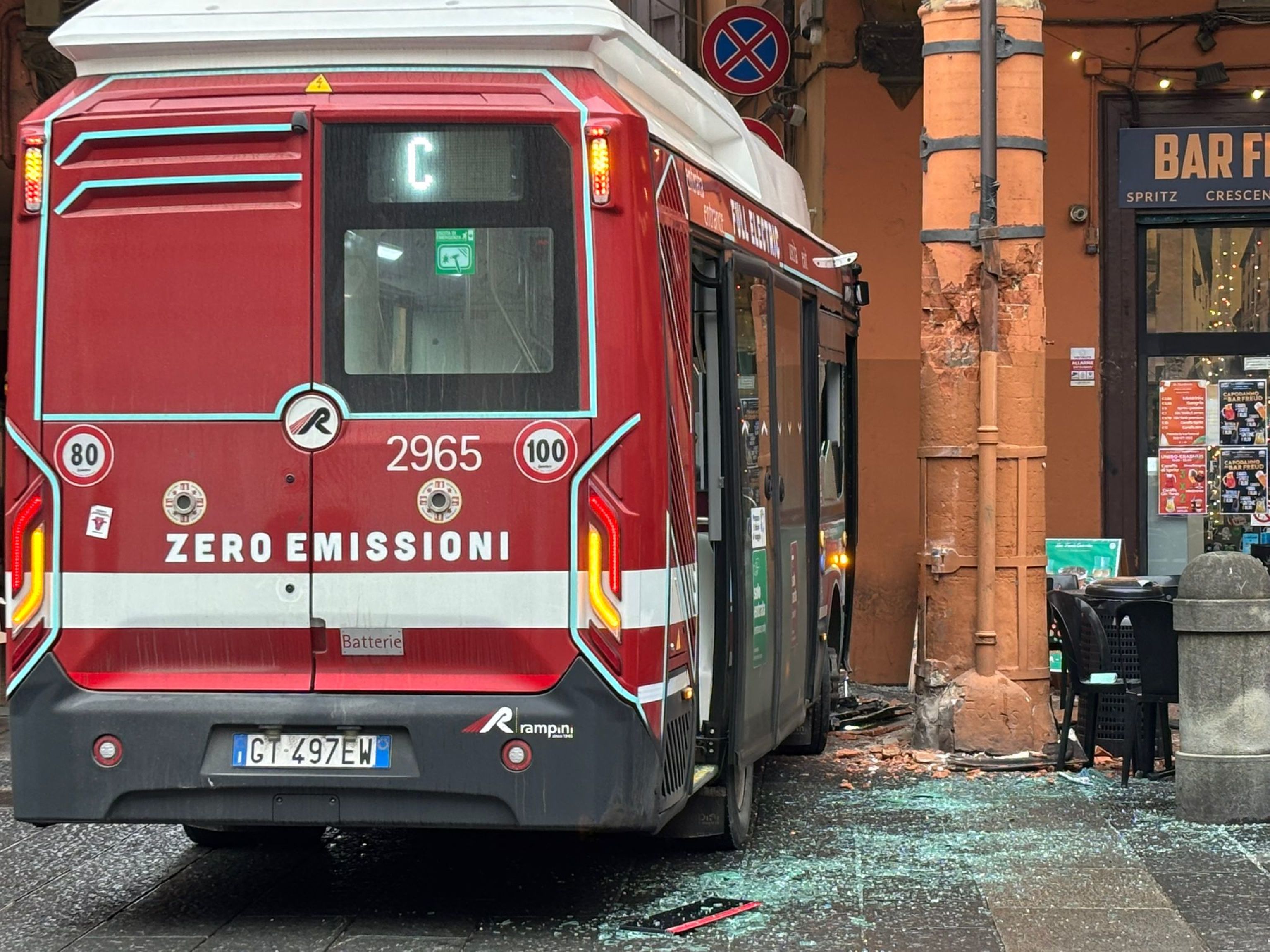 Bus contro una colonna in piazza Verdi a Bologna, nessun ferito