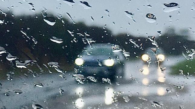 Heavy rain sparks flood alerts in South East