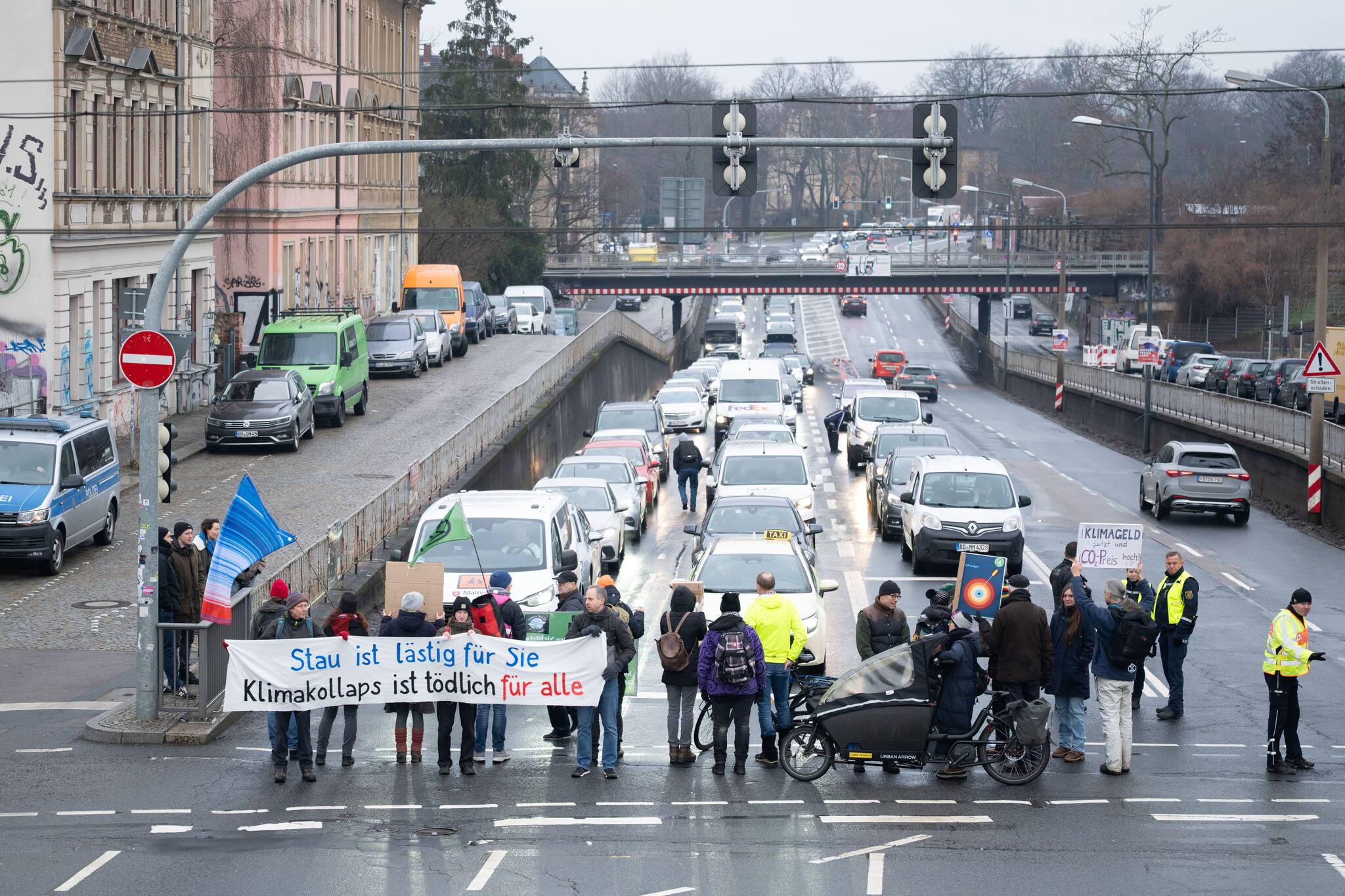 Klimademonstranten legen Verkehr in Dresden lahm