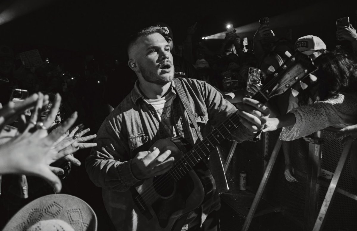 « With Heaven on Top » de Zach Bryan : la country rempart à l’Amérique ...