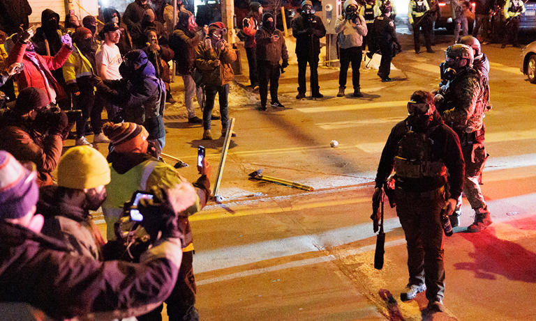 Ông Trump dọa dùng luật chống nổi loạn để đối phó biểu tình ở Minnesota