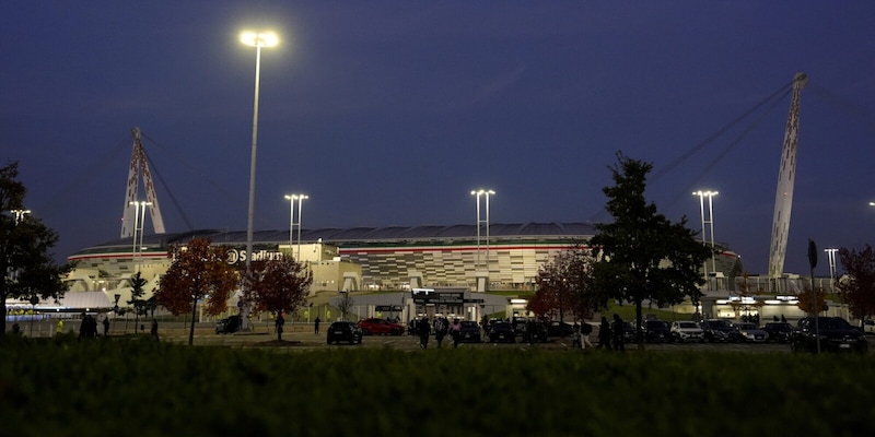 Clamoroso, carabinieri allo Stadium: fratello e sorella bivaccano e ...