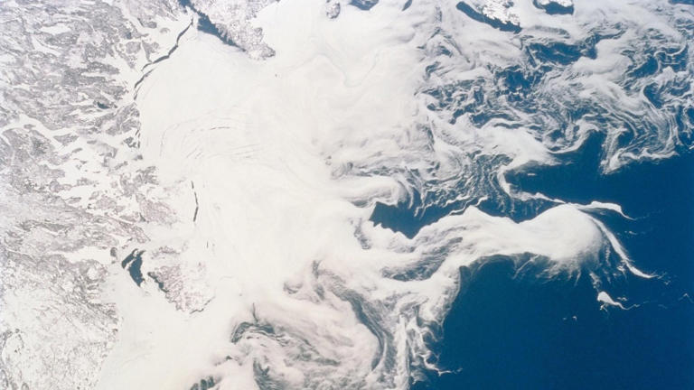 Satellite images reveal 650 ft Greenland mega-tsunami that shook Earth ...