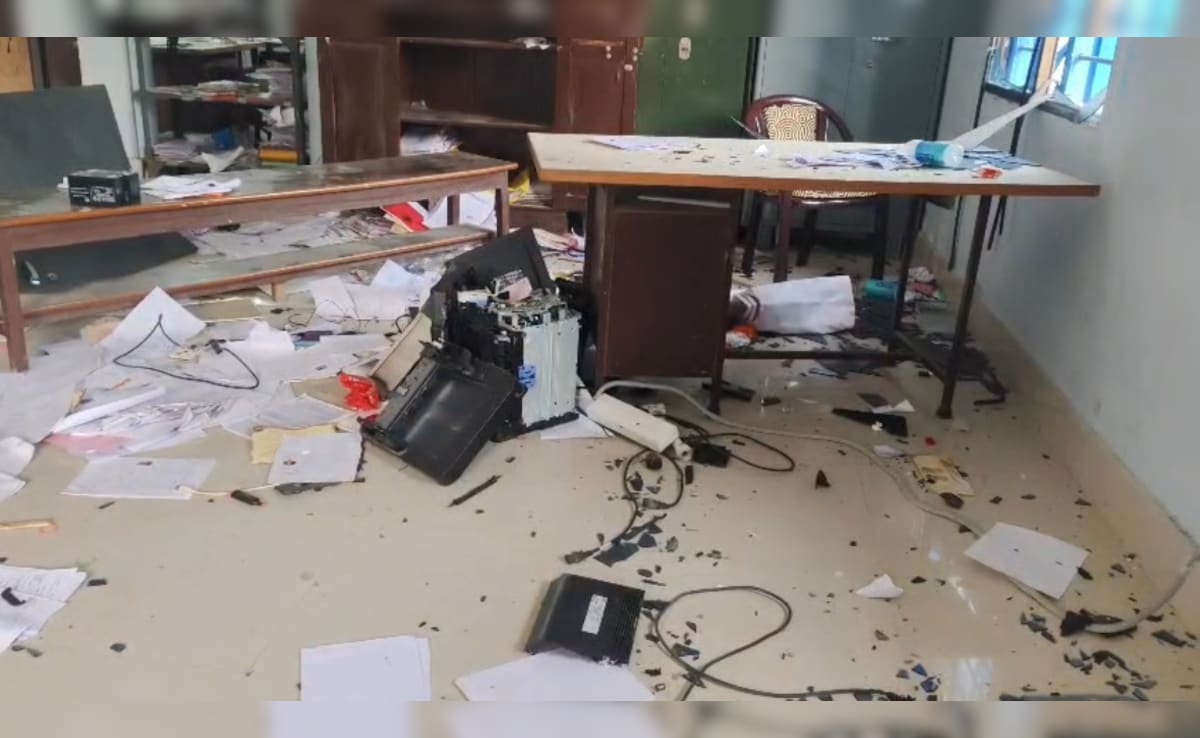 Government office vandalised, police officer injured in Bengal SIR protests