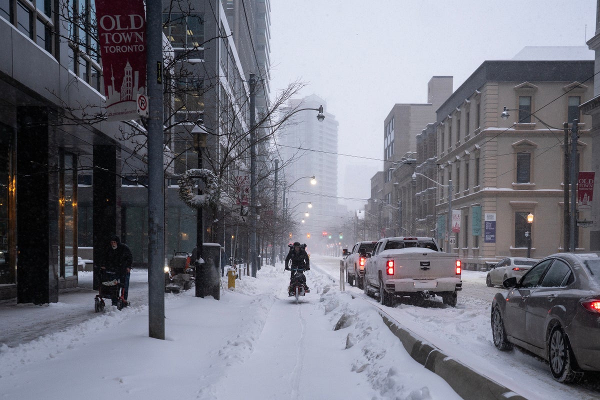 Toronto gets slammed by snowstorm with no signs of stopping