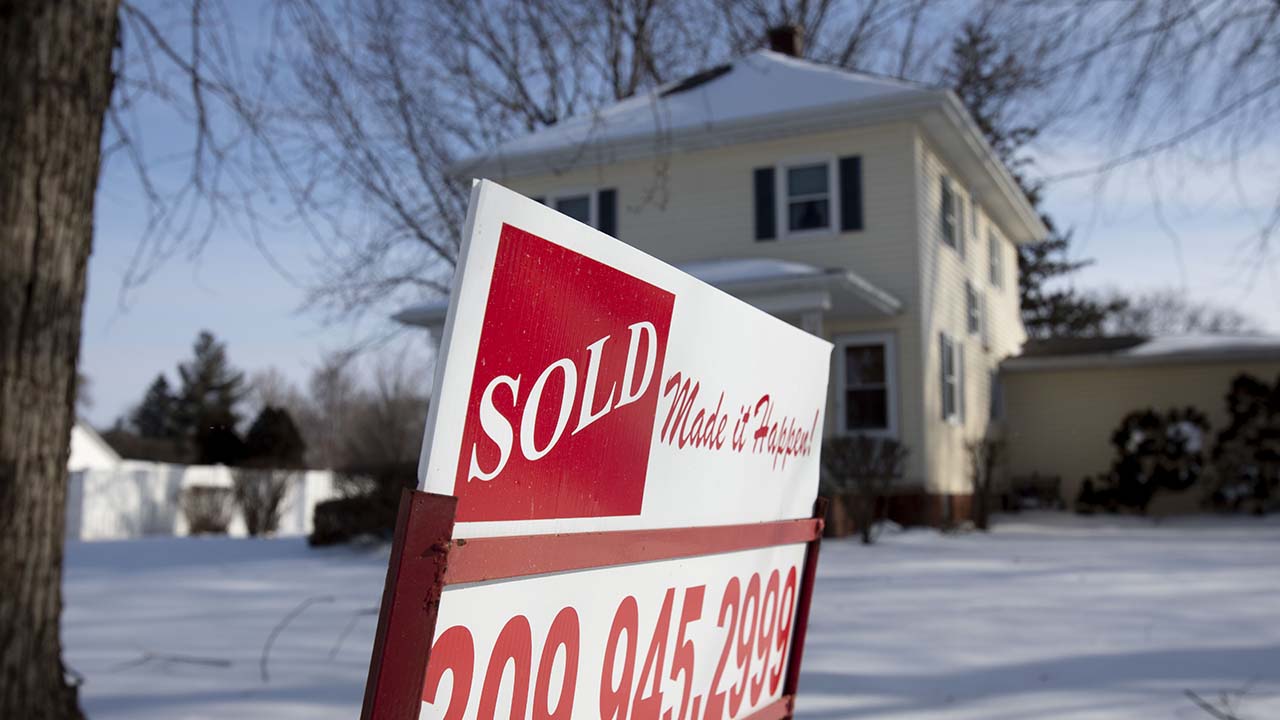Home sales rise, wages improve as White House builds midterm economic case