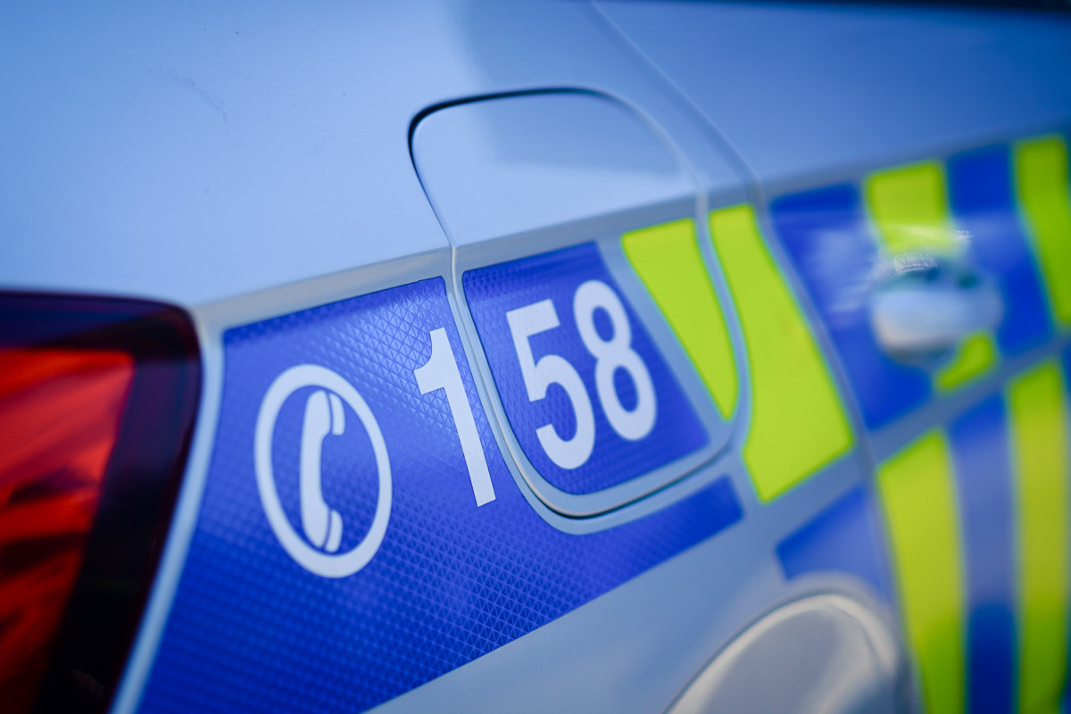 Muž v Českém Krumlově sjel s autem ze srázu, nehodu nepřežil