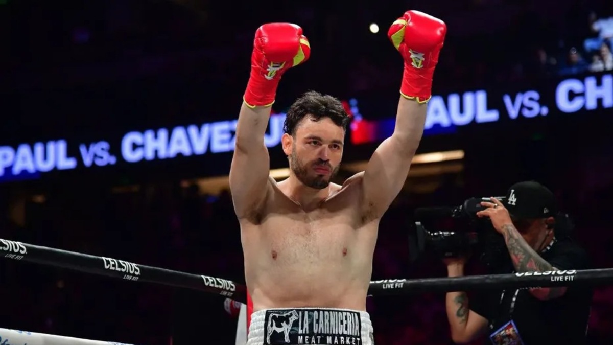 Julio César Chávez Jr. derrota a Ángel Sacco en su regreso al ring