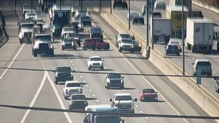 Crash blocks 2 lanes of I-77 in south Charlotte