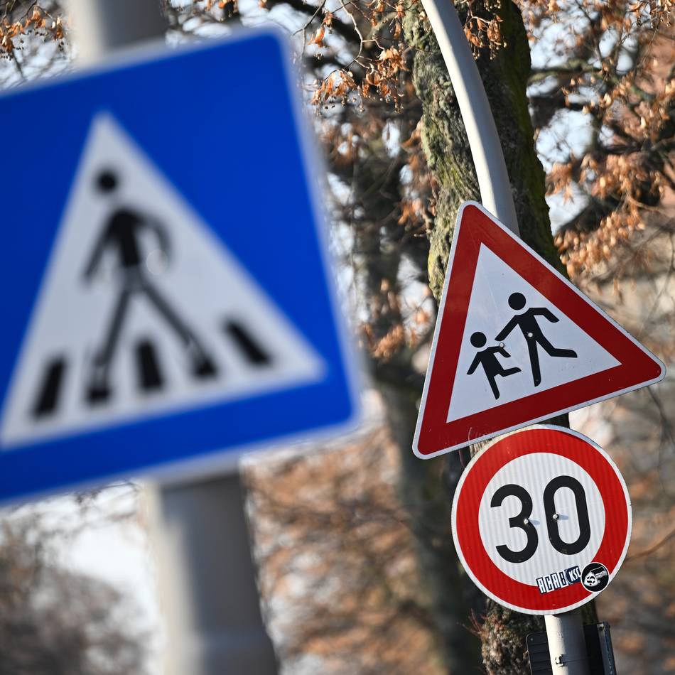 Fußgänger rettet sich mit Sprung vorm Überfahren-Werden