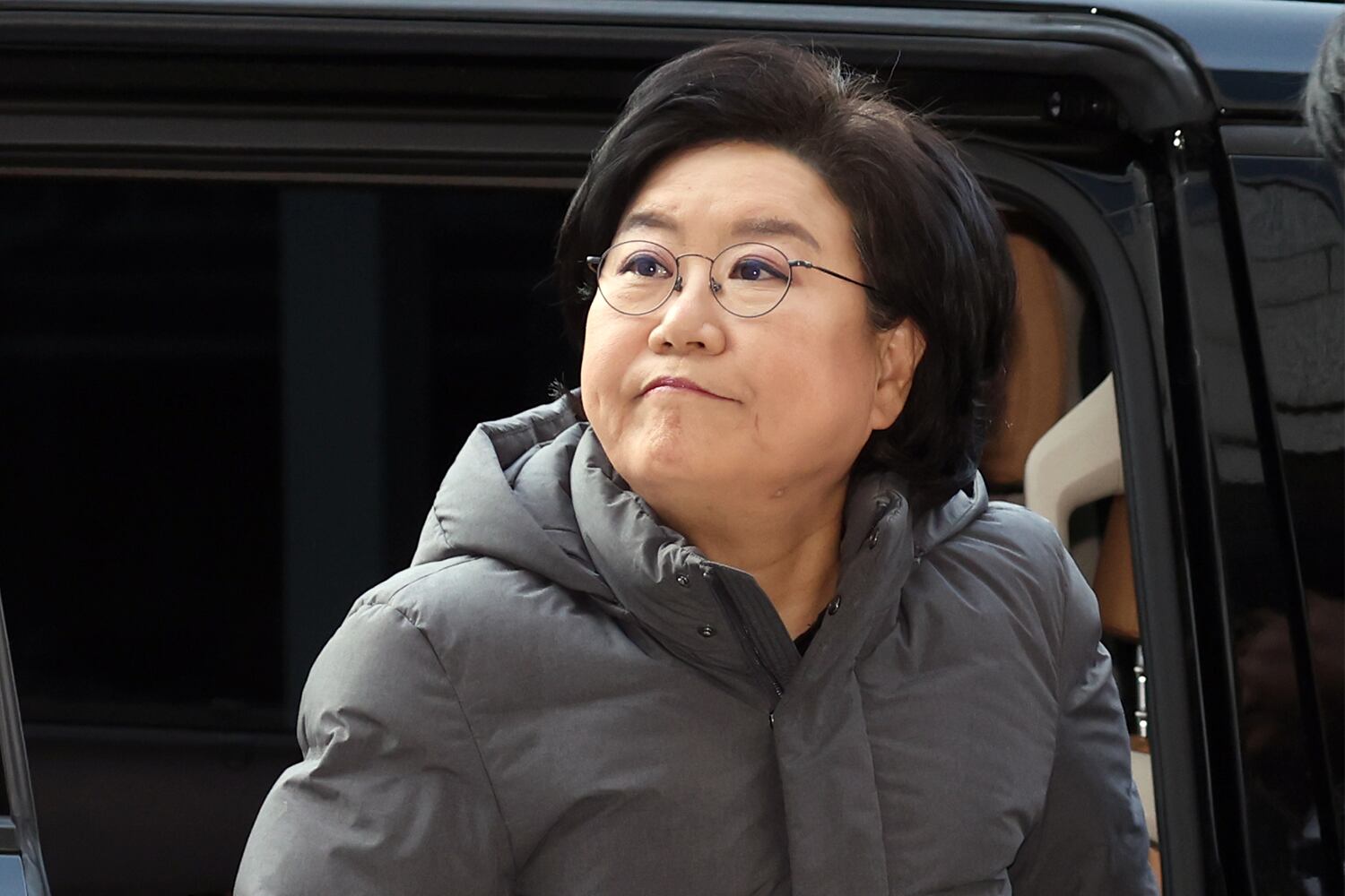 Lee Hye-hoon withholds key documents, submits blood donation records