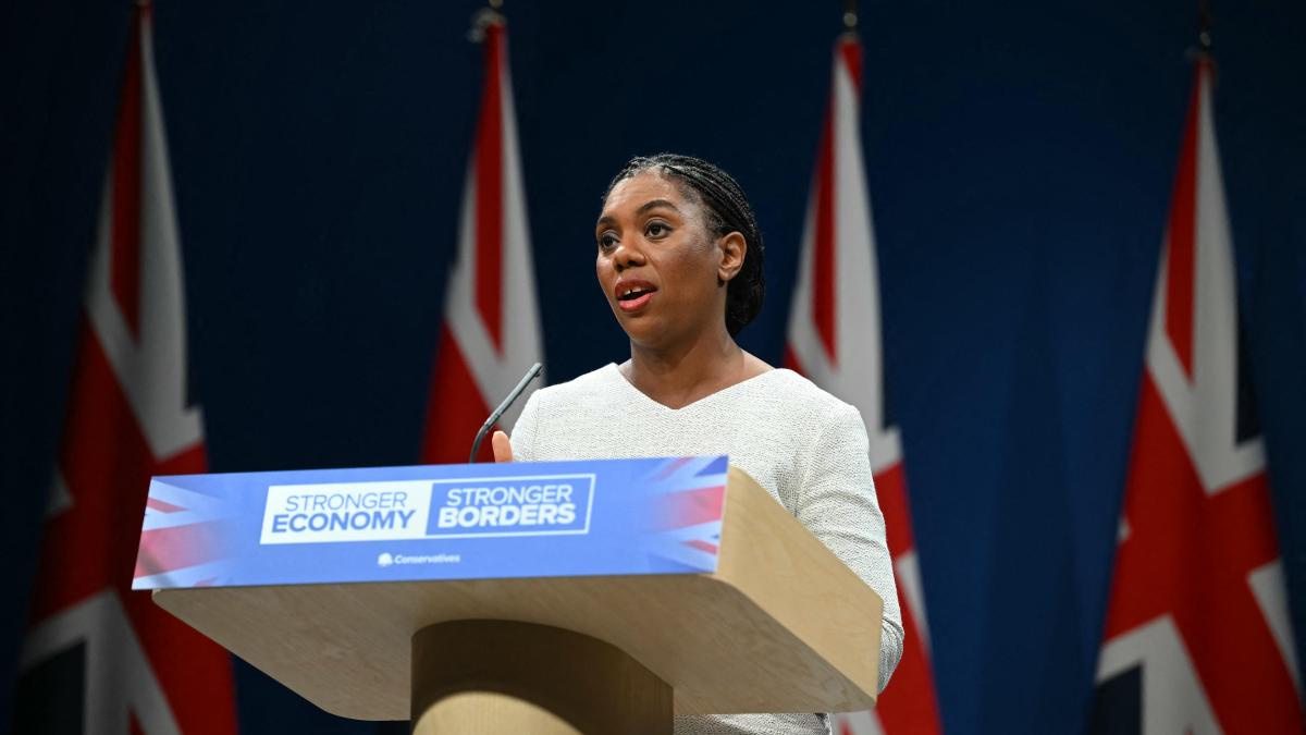 Badenoch, líder de los tories, se adelanta al desertor Robert Jenrick y ...