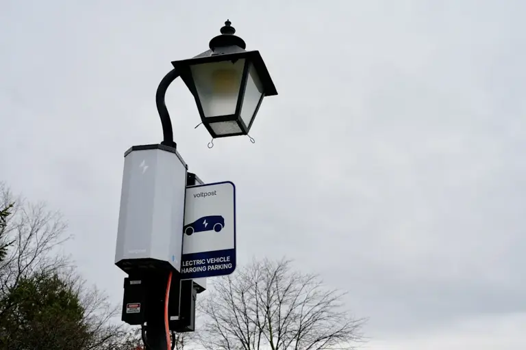 Detroit’s streetlights are becoming EV chargers