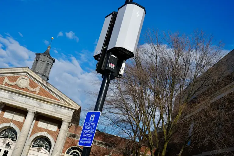 Detroit’s streetlights are becoming EV chargers