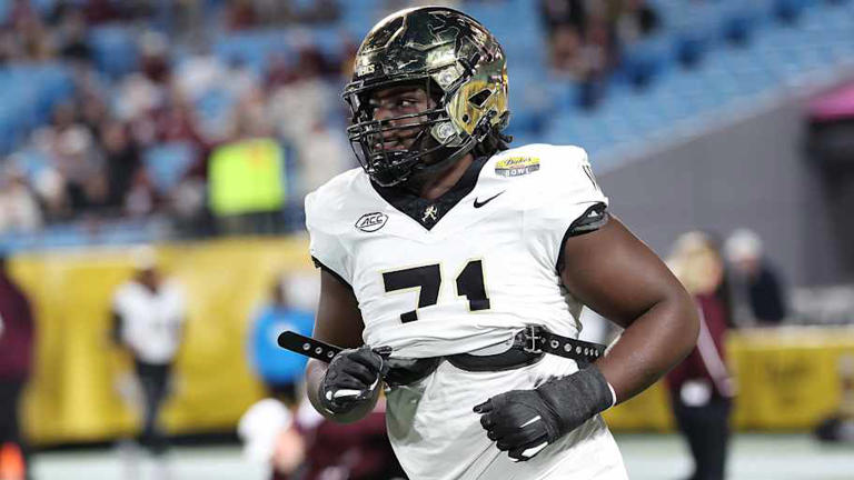 Jeff Brohm and Louisville must call this elite 4-star ACC OL after entering portal