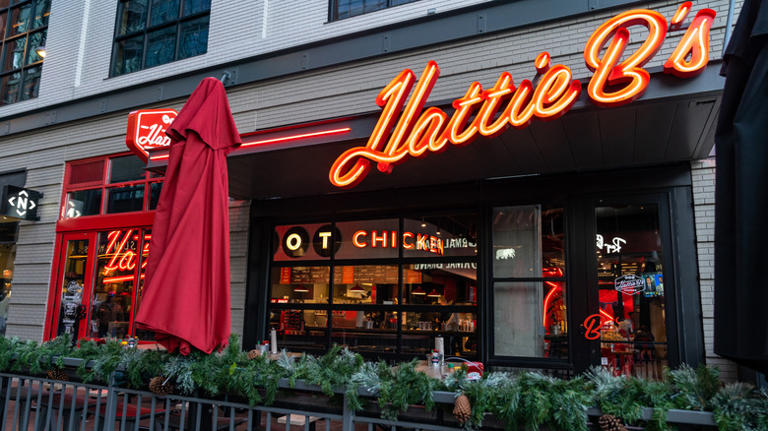 Where to find the best chicken sandwich in Nashville, according to reviews