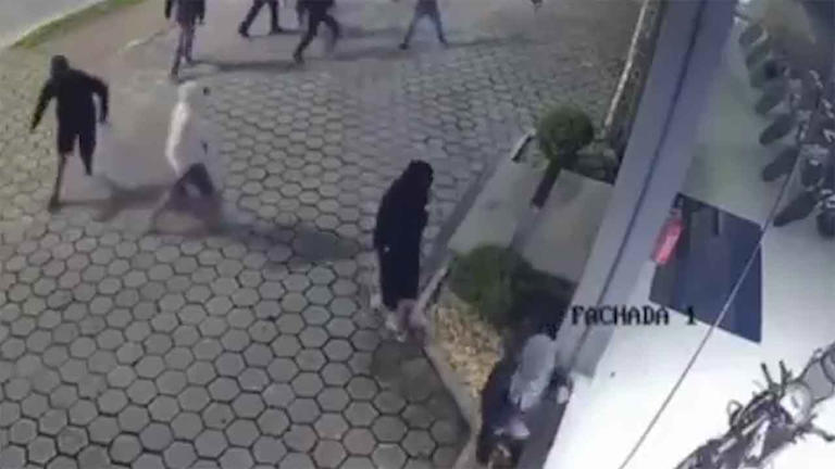 Video: Pencuri kabur membawa lebih dari 10 sepeda motor setelah ...