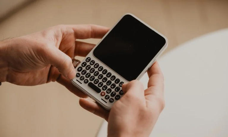 La tastiera QWERTY non è morta: perché nel 2026 tornano smartphone con ...