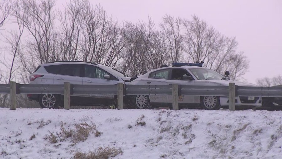 Trooper struck on I-76 W, taken to hospital