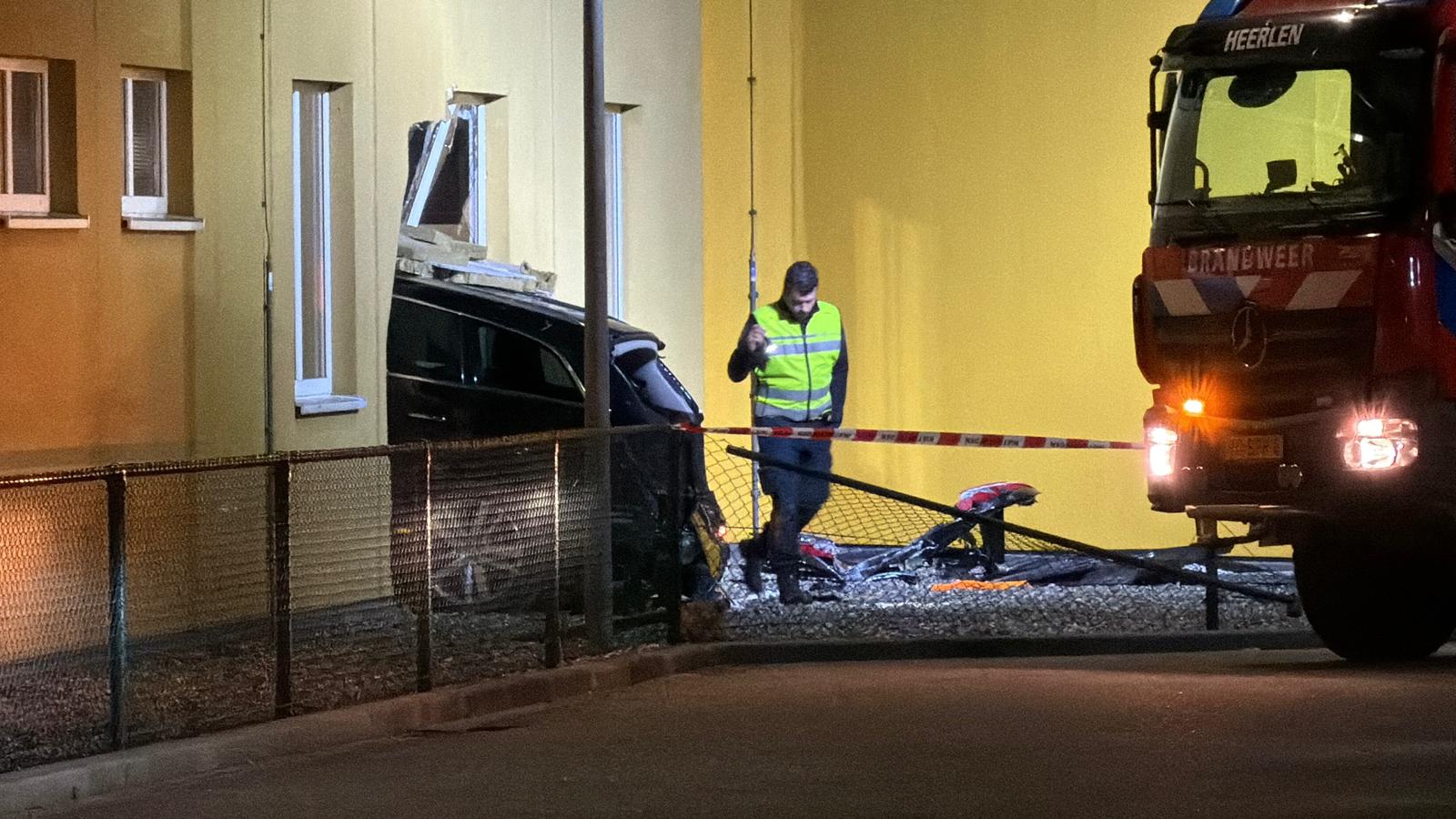 Automobilist rijdt dwars door muur ziekenhuis Heerlen