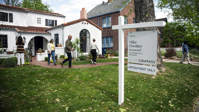 Mortgage rates fall to lowest level since 2022