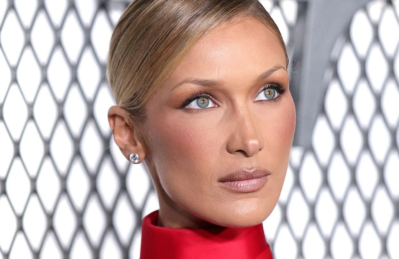 Cette coiffure portée par Bella Hadid est idéale pour matcher une robe ...