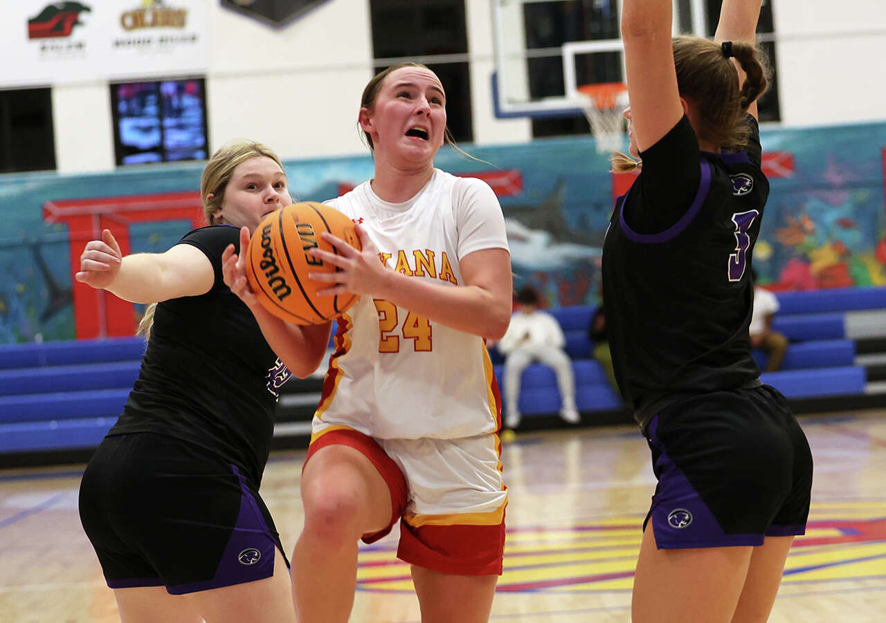 Wednesday girls basketball: Roxana rallies to beat Gibault