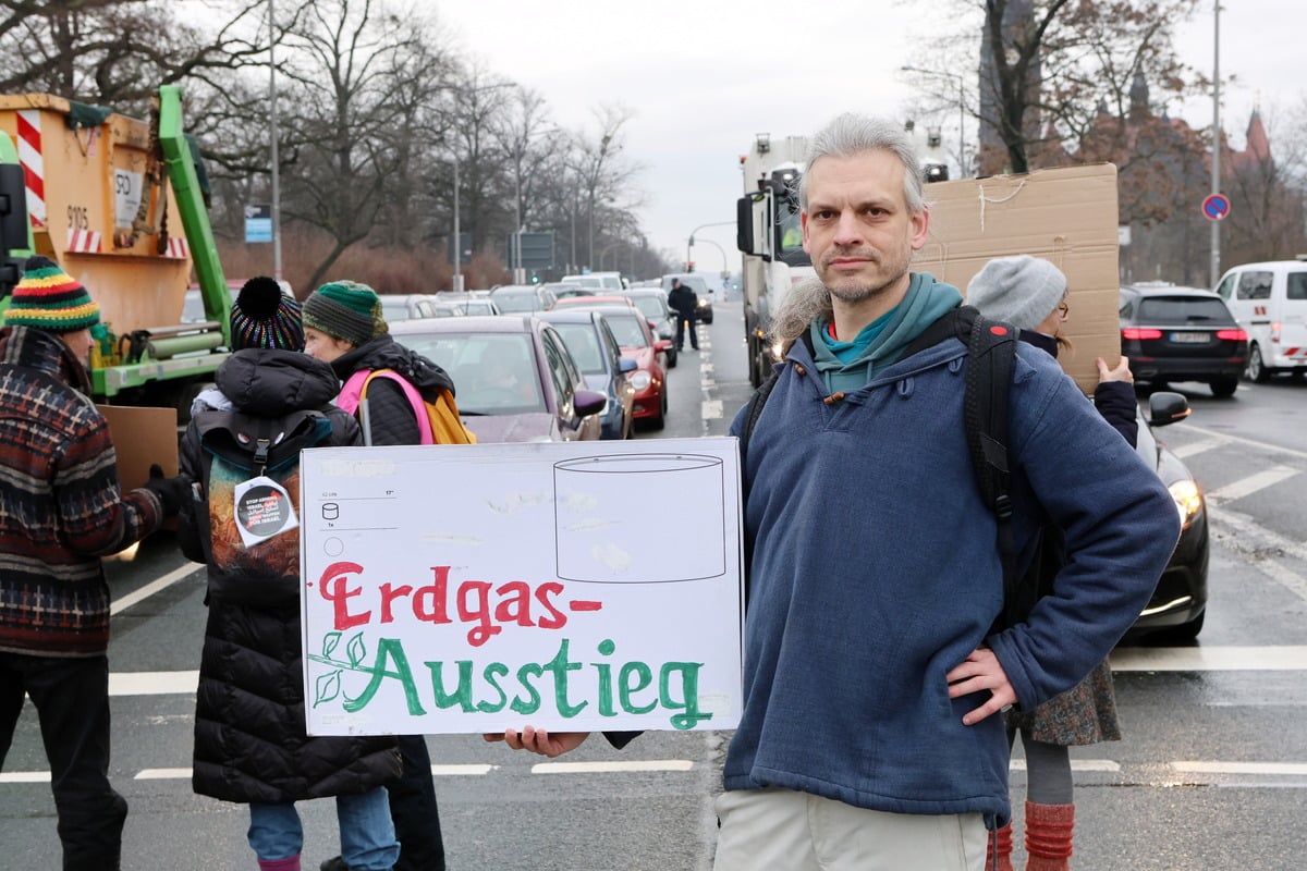 "Richten uns nicht gegen Autofahrer": Klima-Aktivisten bringen Verkehr ...