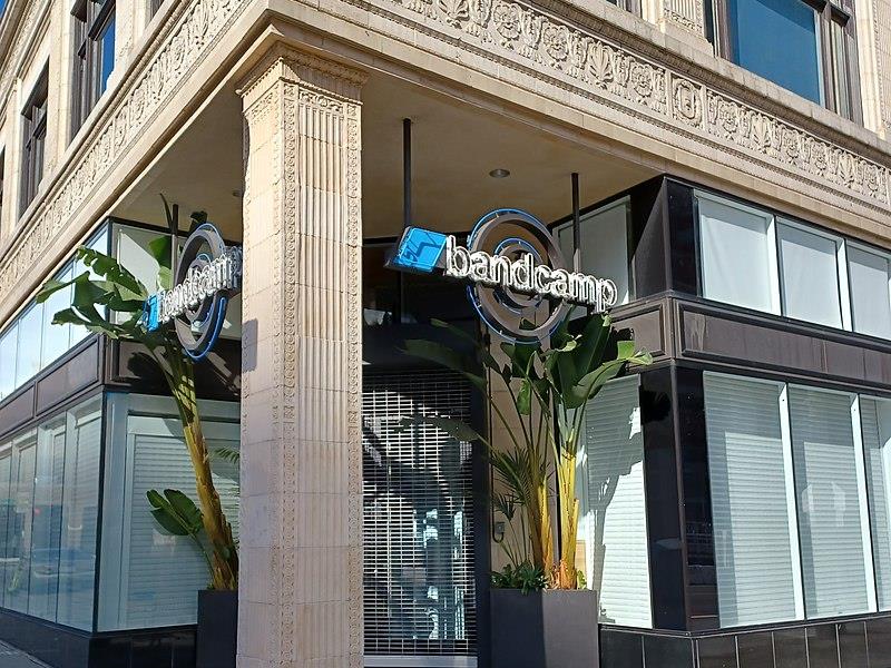 La plateforme Bandcamp bannit la musique générée par l’intelligence ...