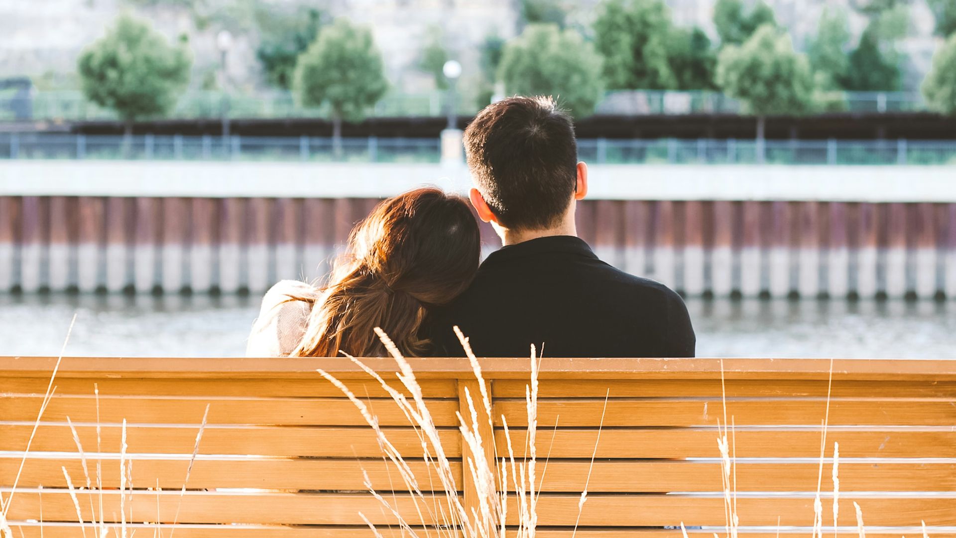10 signs a man is serious about you & 10 that he’s just playing around