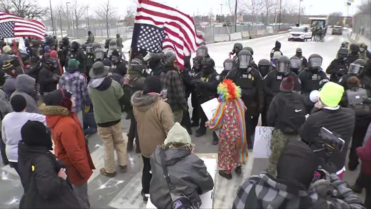 MN protesters clash with feds at Whipple Building