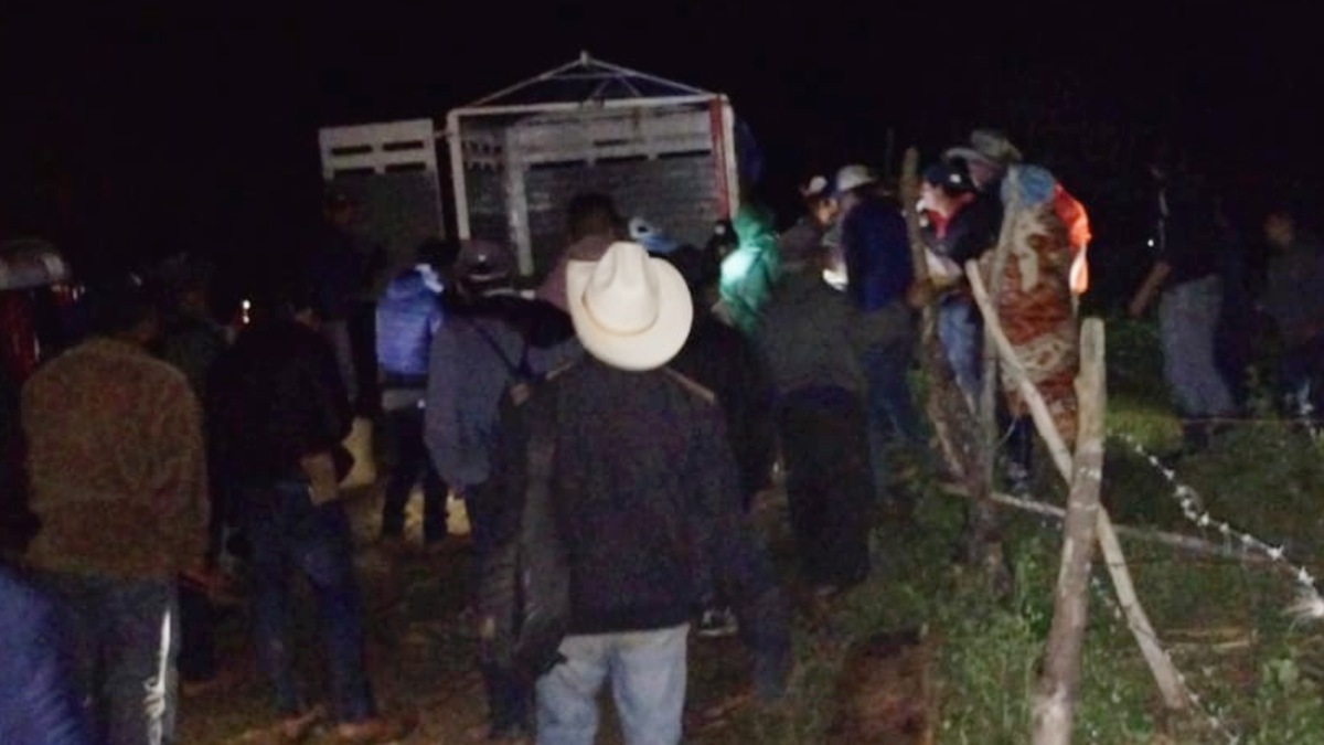 Mueren mujer y agente municipal tras volcadura en Oaxaca; niña de 5 ...