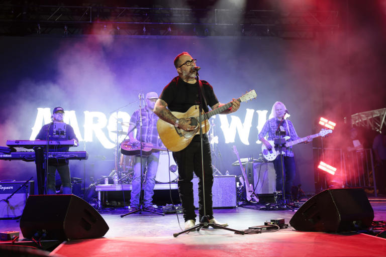 '90s rock icon announces new 2026 tour dates