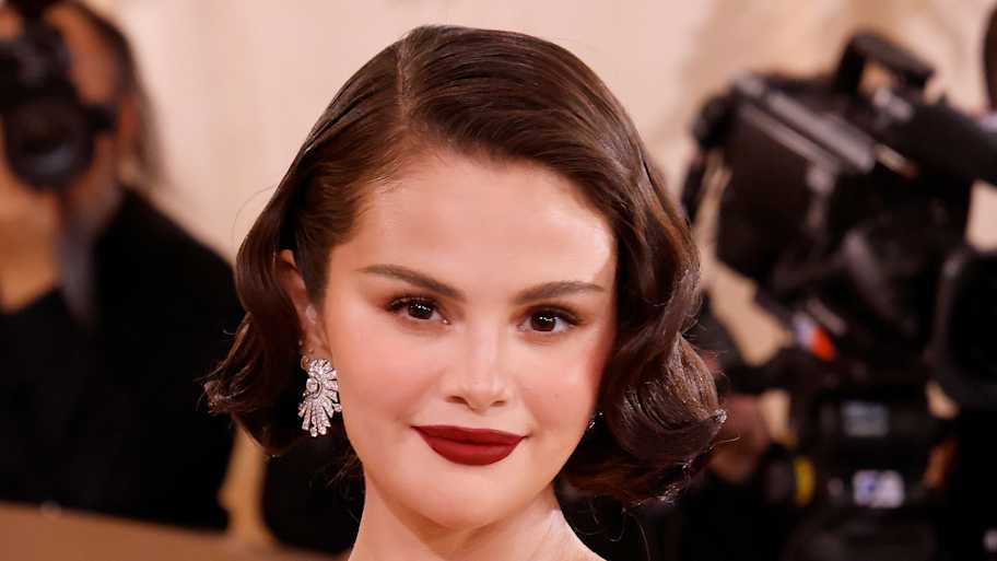 We’re recreating Selena Gomez’s bronze manicure ASAP—here’s how you can too