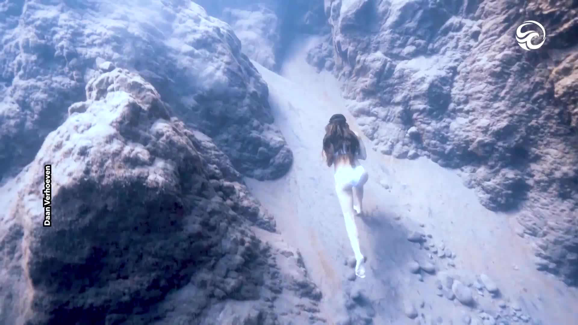 Freediving with a rock