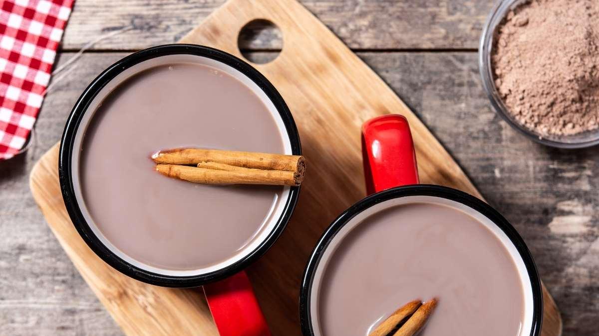 Cremoso atole de chocolate con café, lo mejor de dos mundos en una taza
