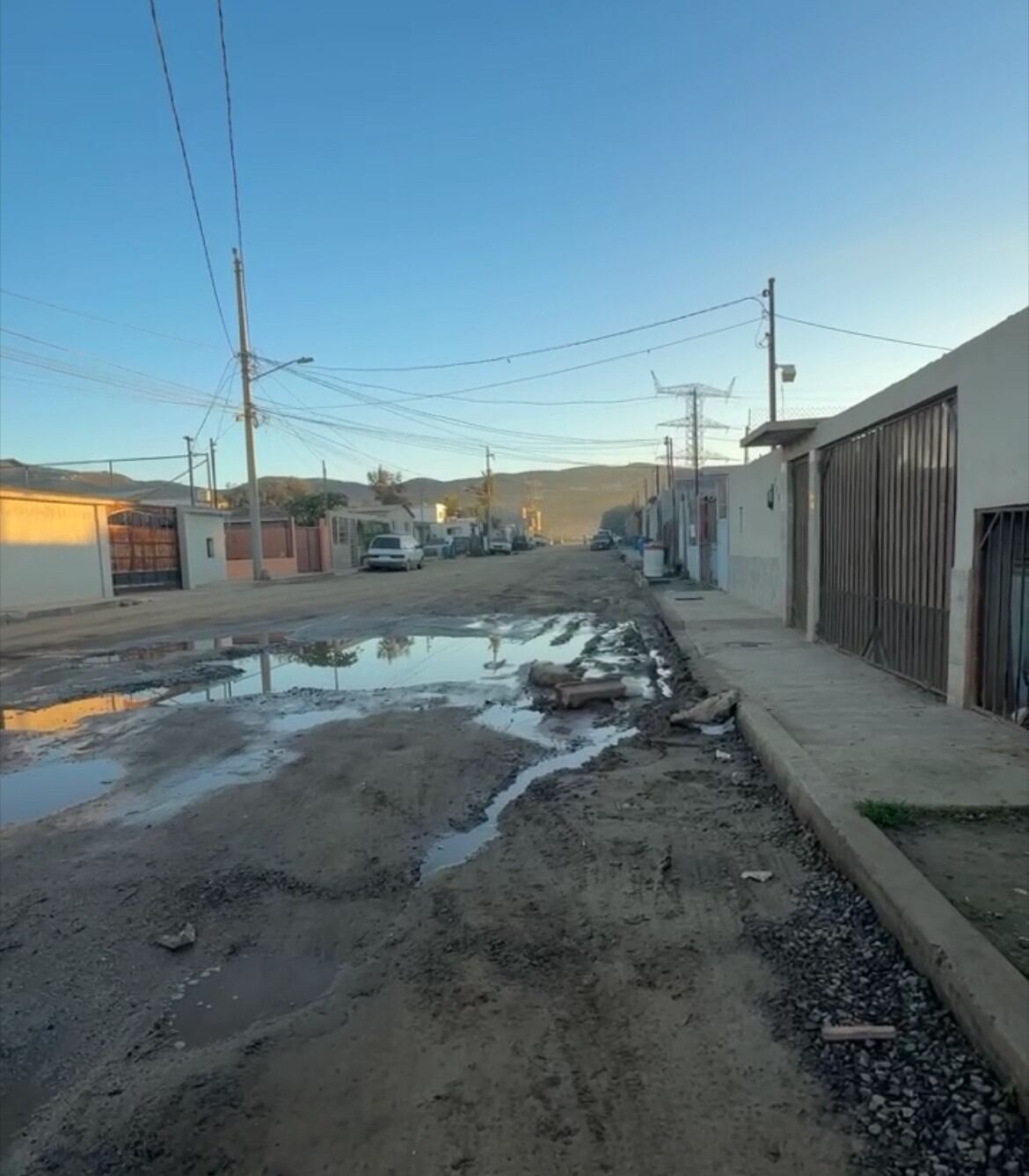 Colonia de Ensenada tiene más de un año con fuga de agua