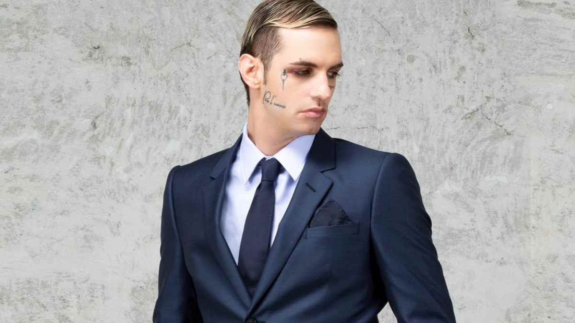 Da Achille Lauro ai dandy del rock: a Milano la mostra che celebra lo ...