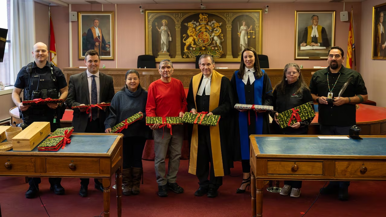 Il est désormais possible de prêter serment sur des plumes d’aigle au N.-B.