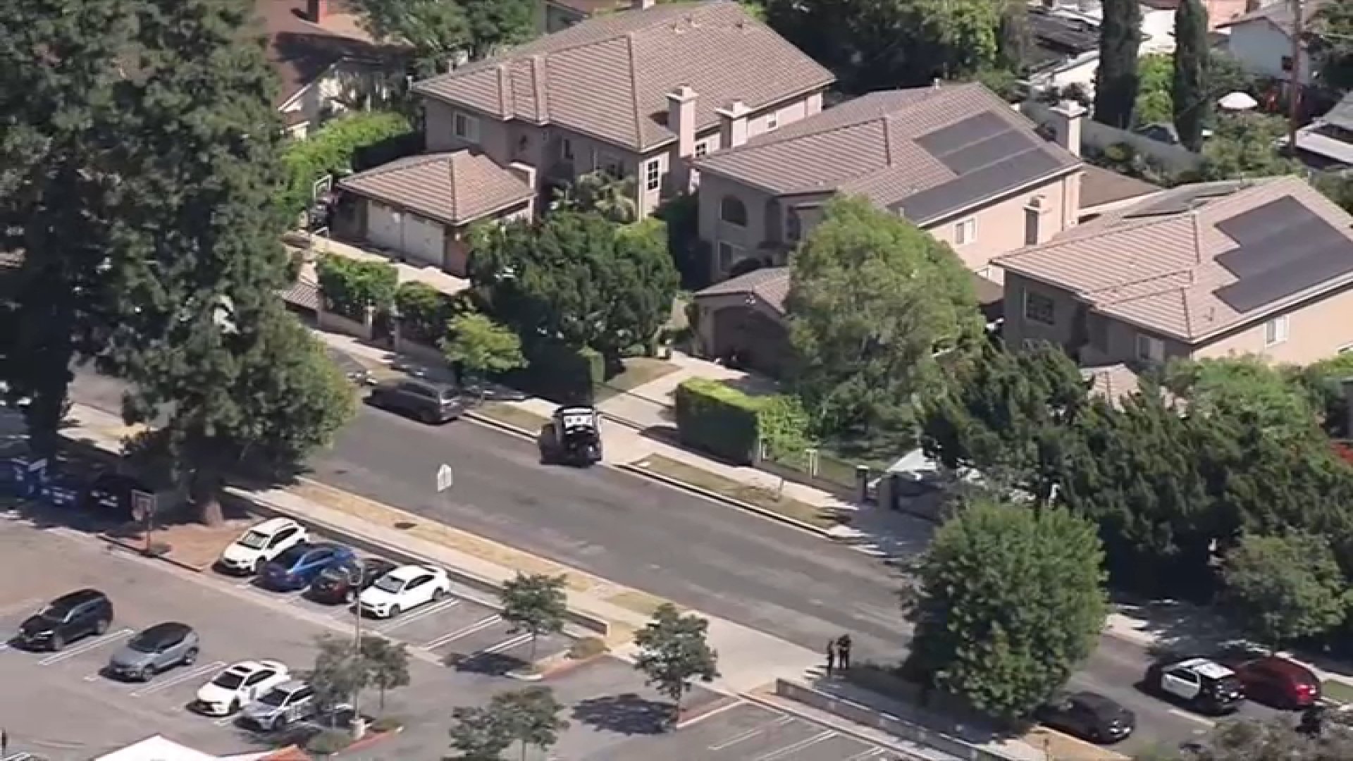 Burglar shot by homeowner when breaking into Valley Village home ...