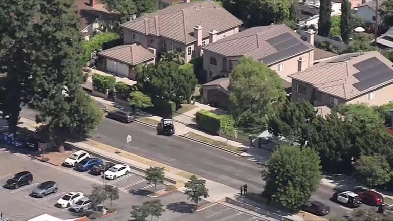 Burglar shot by homeowner when breaking into Valley Village home ...