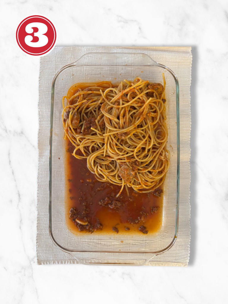 Cheesy baked spaghetti with meat sauce (easy family dinner)