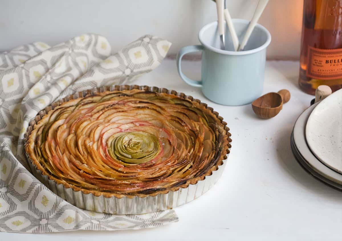 Put some music on and zone out while you make this pie 🥧 rose apple pie