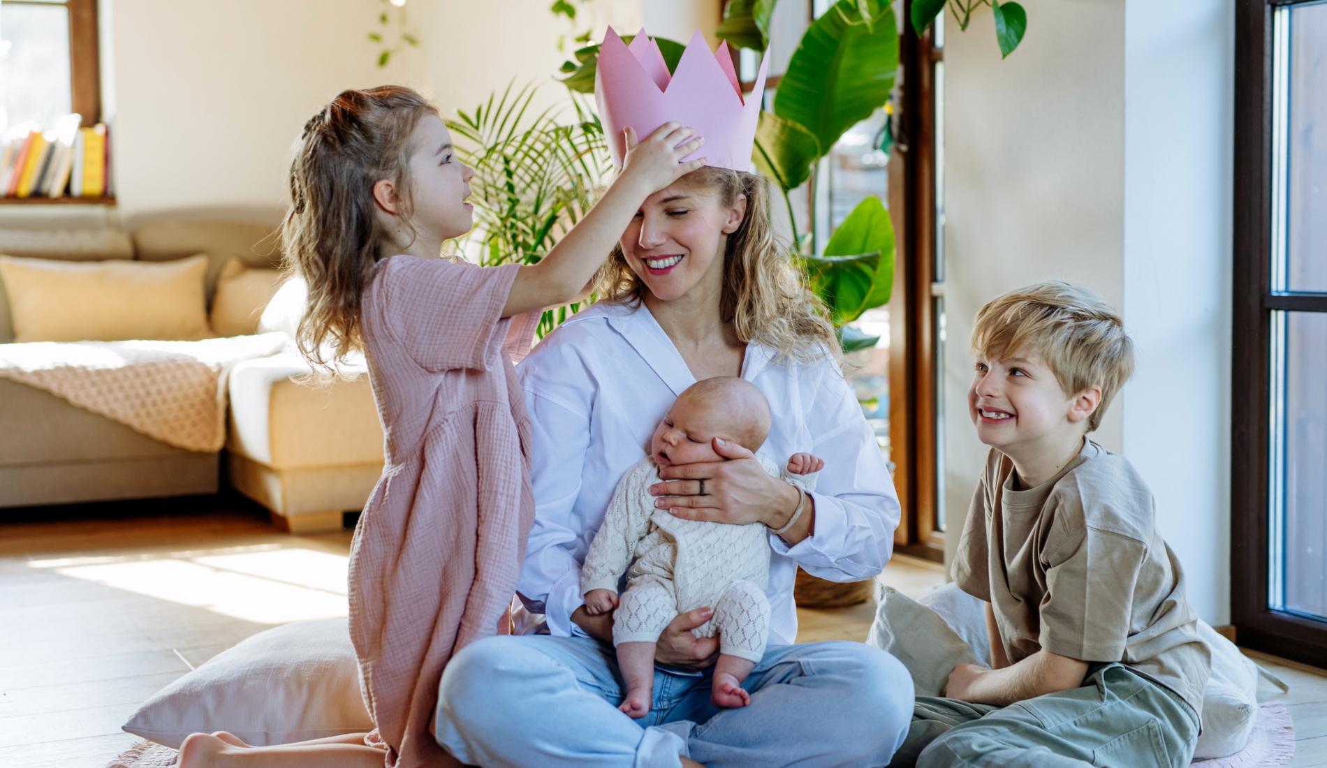 Surprise home birth caught on camera shows big brother calmly taking charge