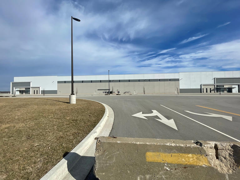 Local leaders: ICE touring south Kansas City location for immigration ...