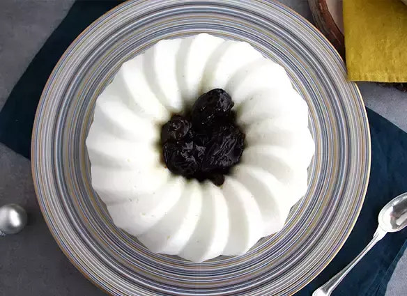 Manjar de coco con coulis de ciruelas