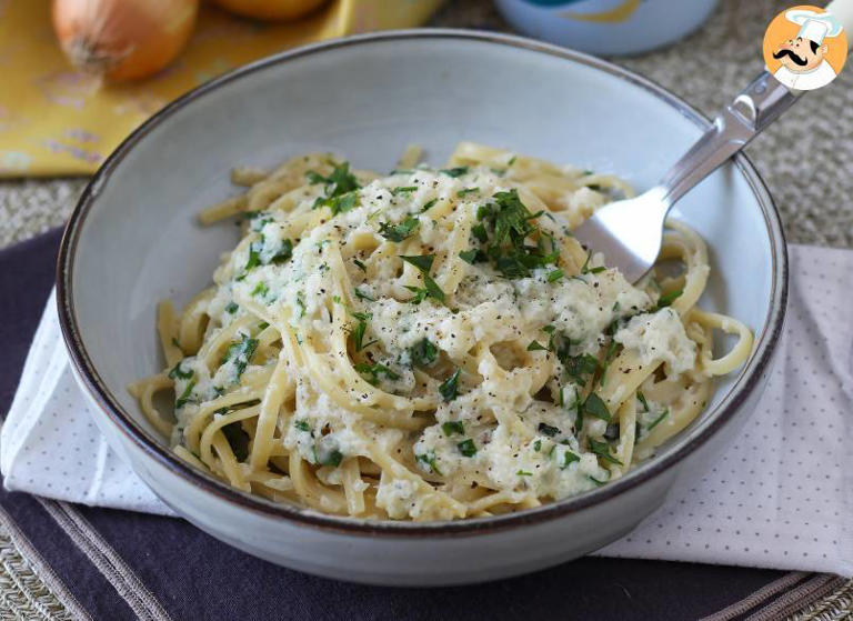 Pâtes crémeuses à l'oignon : un plat savoureux et bon marché!
