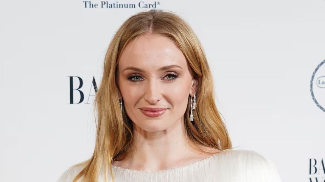 La primera imagen de Sophie Turner como Lara Croft en la serie de Prime ...