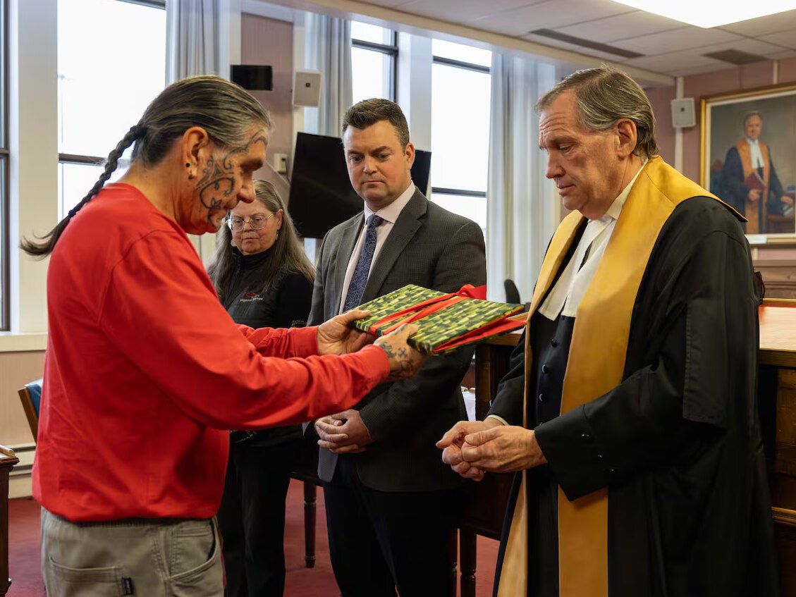 Il est désormais possible de prêter serment sur des plumes d’aigle au N.-B.