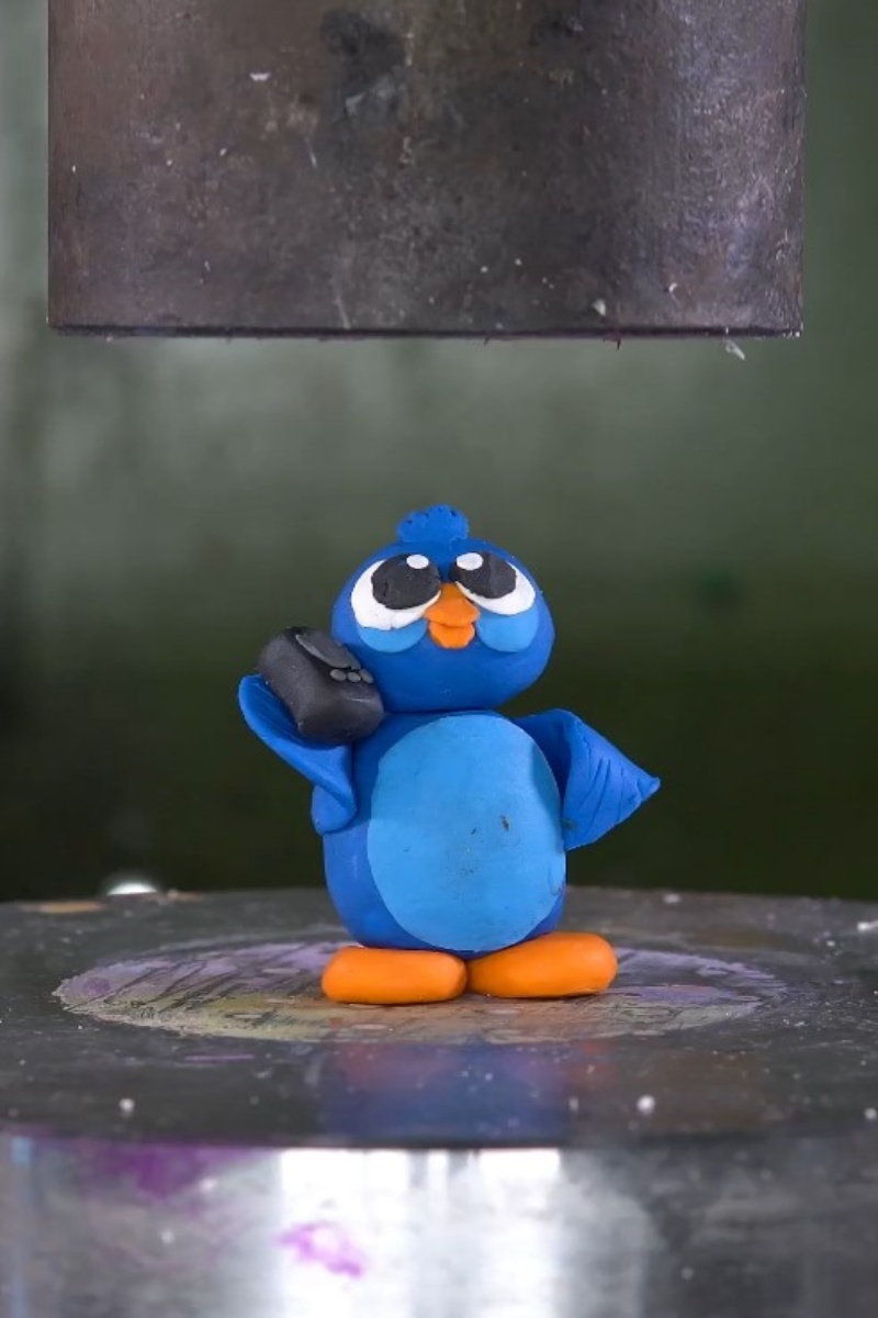 Figura di uccello in argilla sotto pressa idraulica